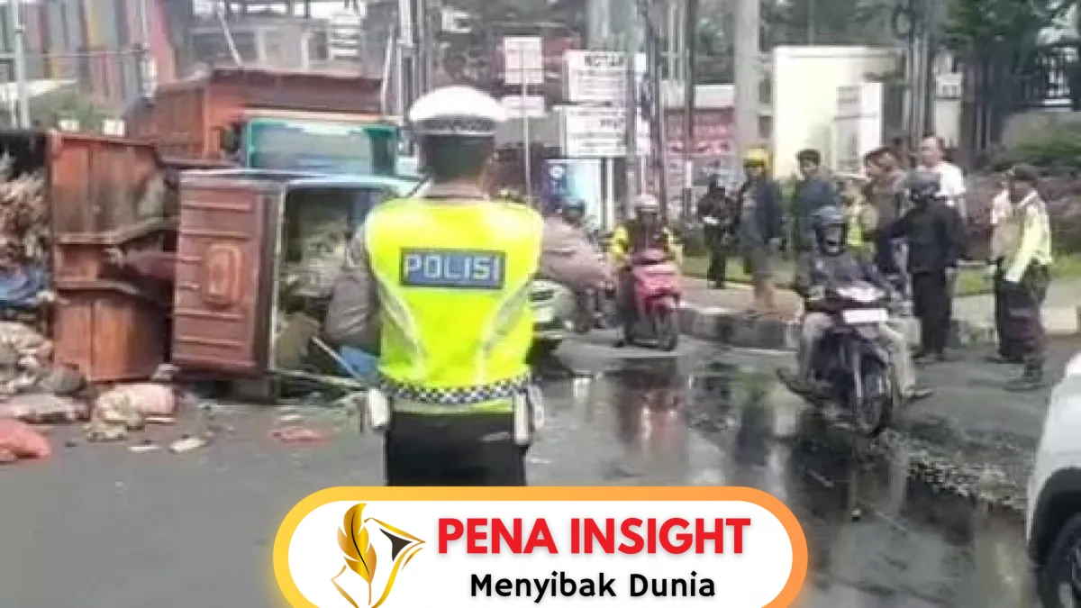 Lalu Lintas Sempat Macet, Truk Sampah Terguling di Jalan Ahmad Yani ...